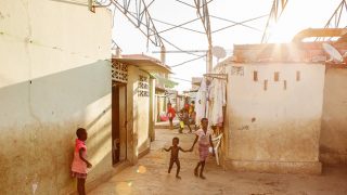 Conoce la historia del barrio de Samba, Luanda, con Patrice